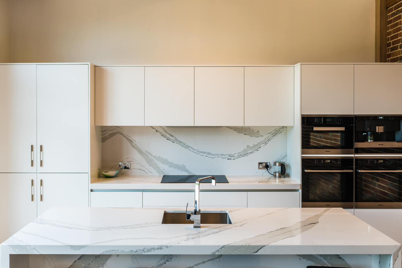 QUARTZ SPLASHBACKS TO MATCH QUARTZ WORKTOPS